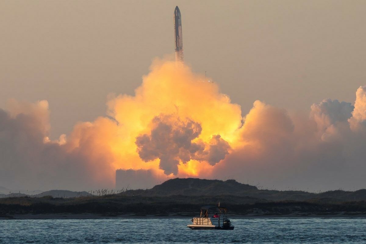 Mega foguetão de Elon Musk volta a explodir minutos após o lançamento Mega foguetão de Elon Musk volta a explodir minutos após o lançamento